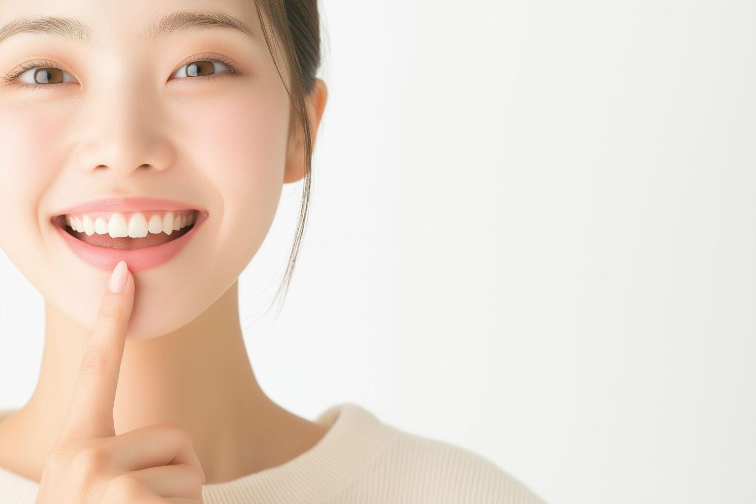 【専門医が徹底解説】ガミースマイルを改善する治療法「歯冠長延長術」ガイド